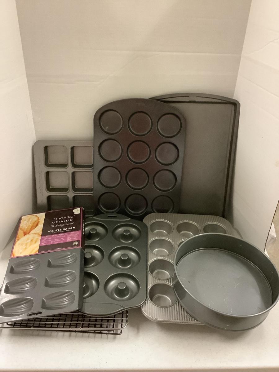 785 Lot of Baking Pans | EstateSales.org