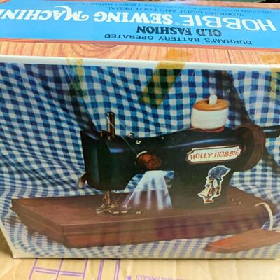 Holly Hobbie Old Fashioned Sewing Machine | EstateSales.org
