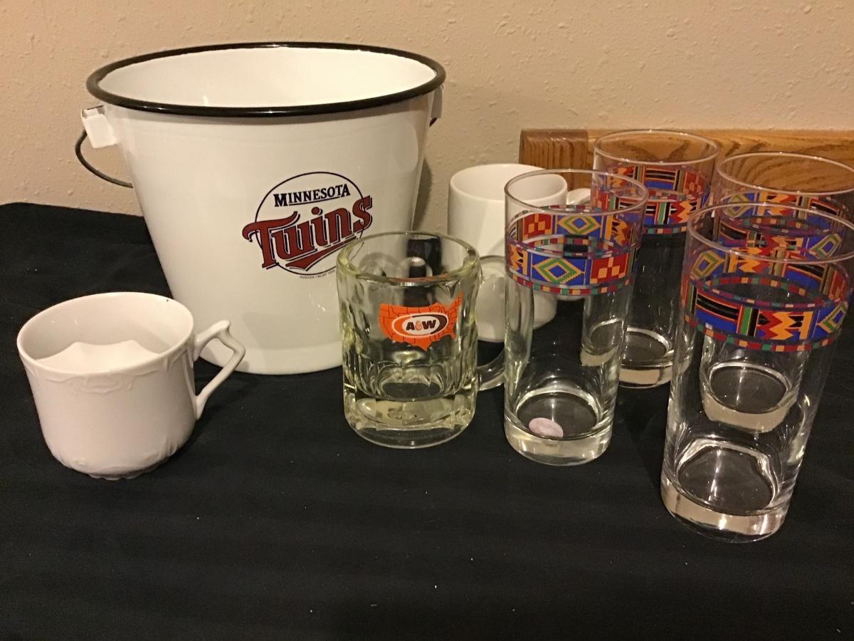 BB79 - MN Twins Bucket & Glasses | EstateSales.org