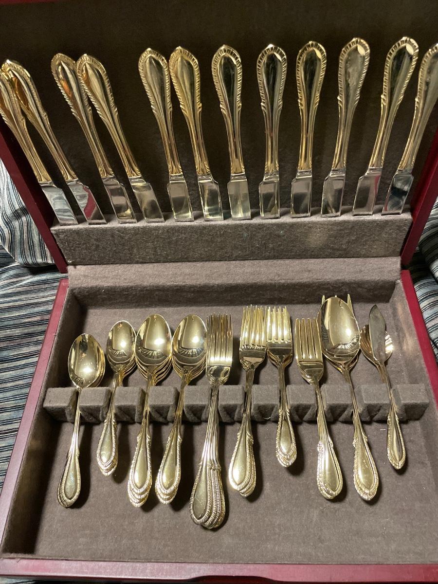 Farberware flatware set | EstateSales.org