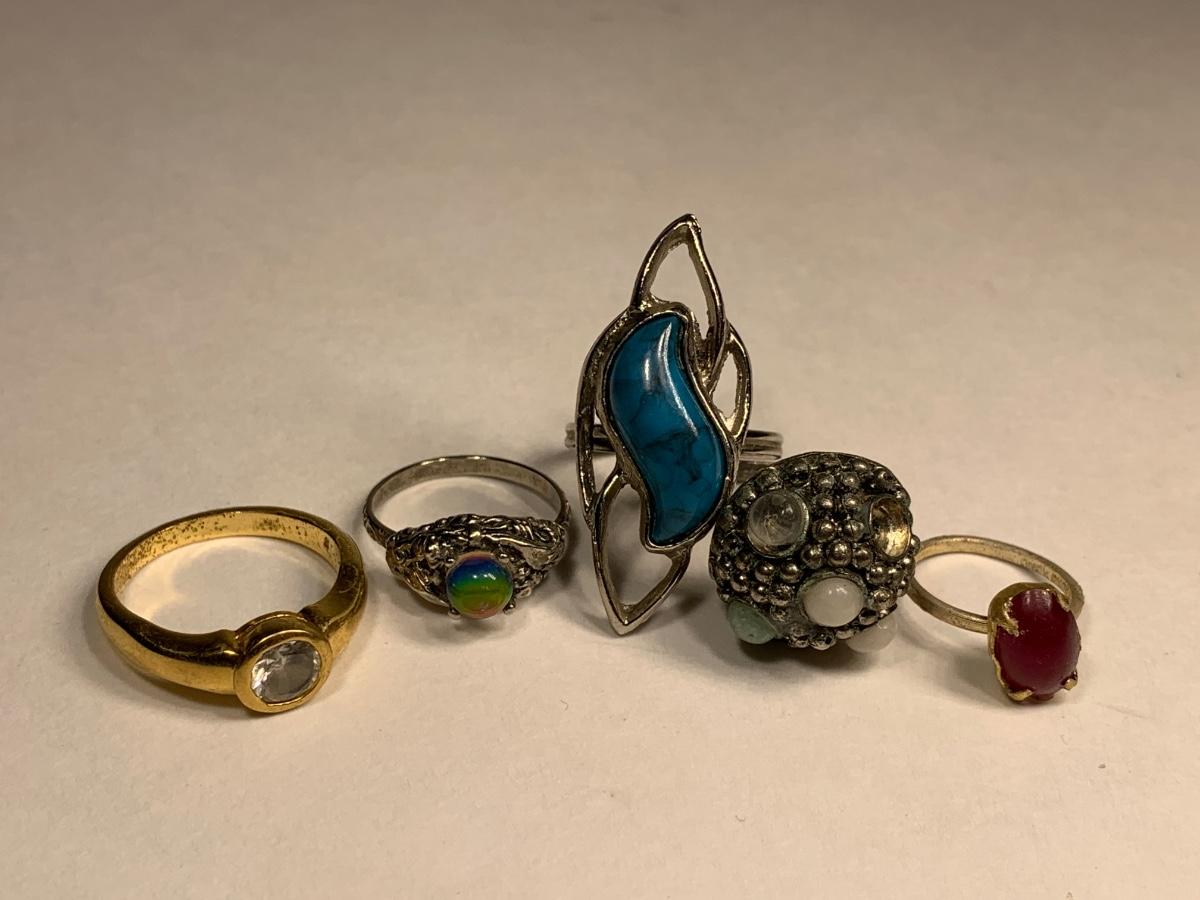 Lot of 5 Estate Found Rings - Unchecked | EstateSales.org