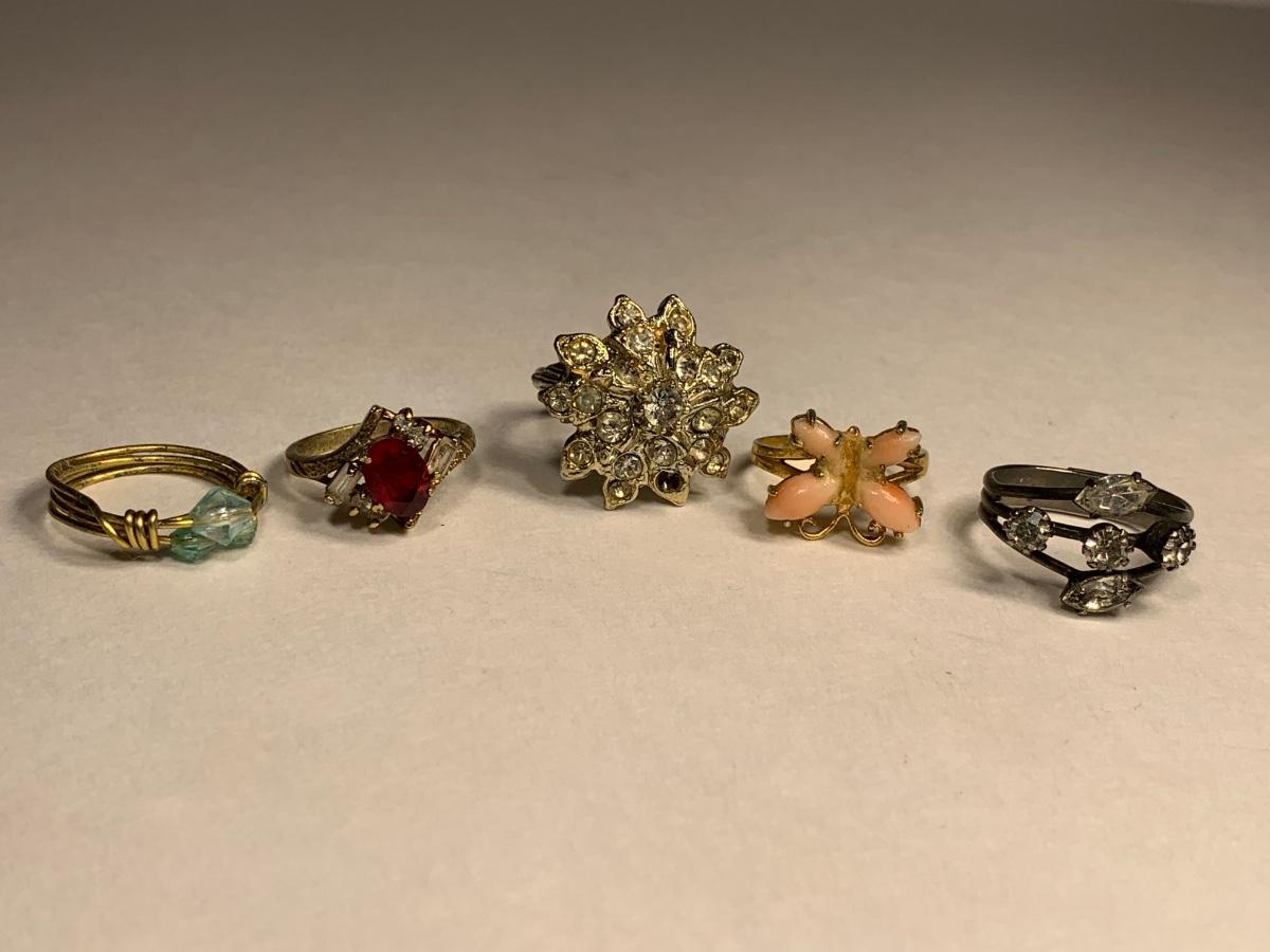 Lot of 5 Estate Found Rings - Unchecked | EstateSales.org