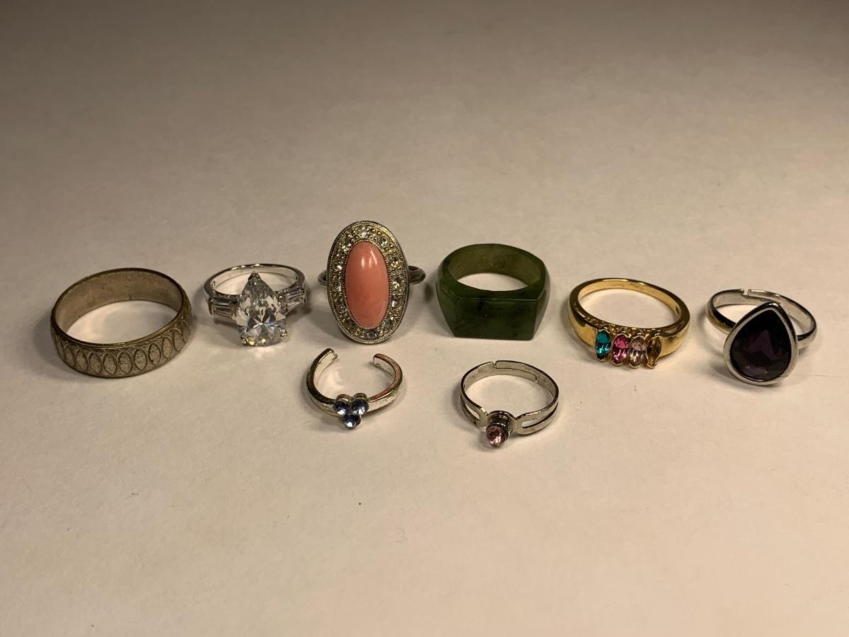 Lot of 8 Estate Found Rings - Unchecked | EstateSales.org