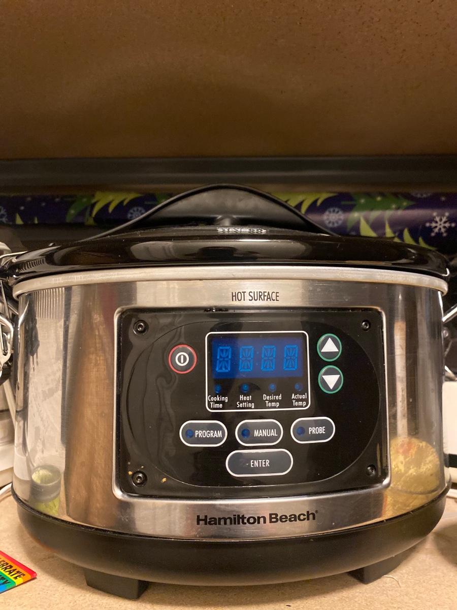 Electric digital slow cooker handle for travel | EstateSales.org