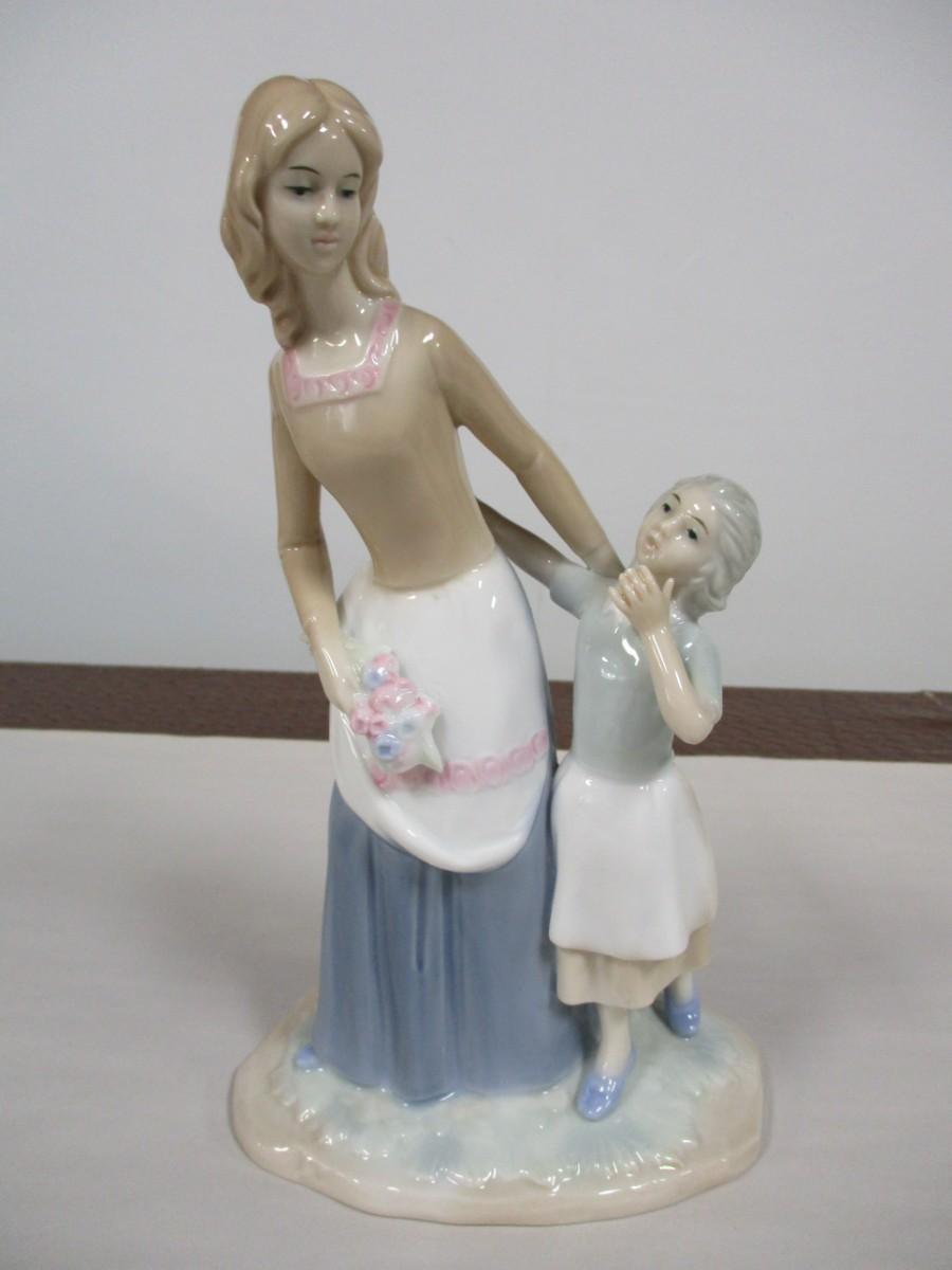 Porcelain Mother & Daughter Figurine | EstateSales.org Porcelain Mother & Daughter Figurine | EstateSales.org