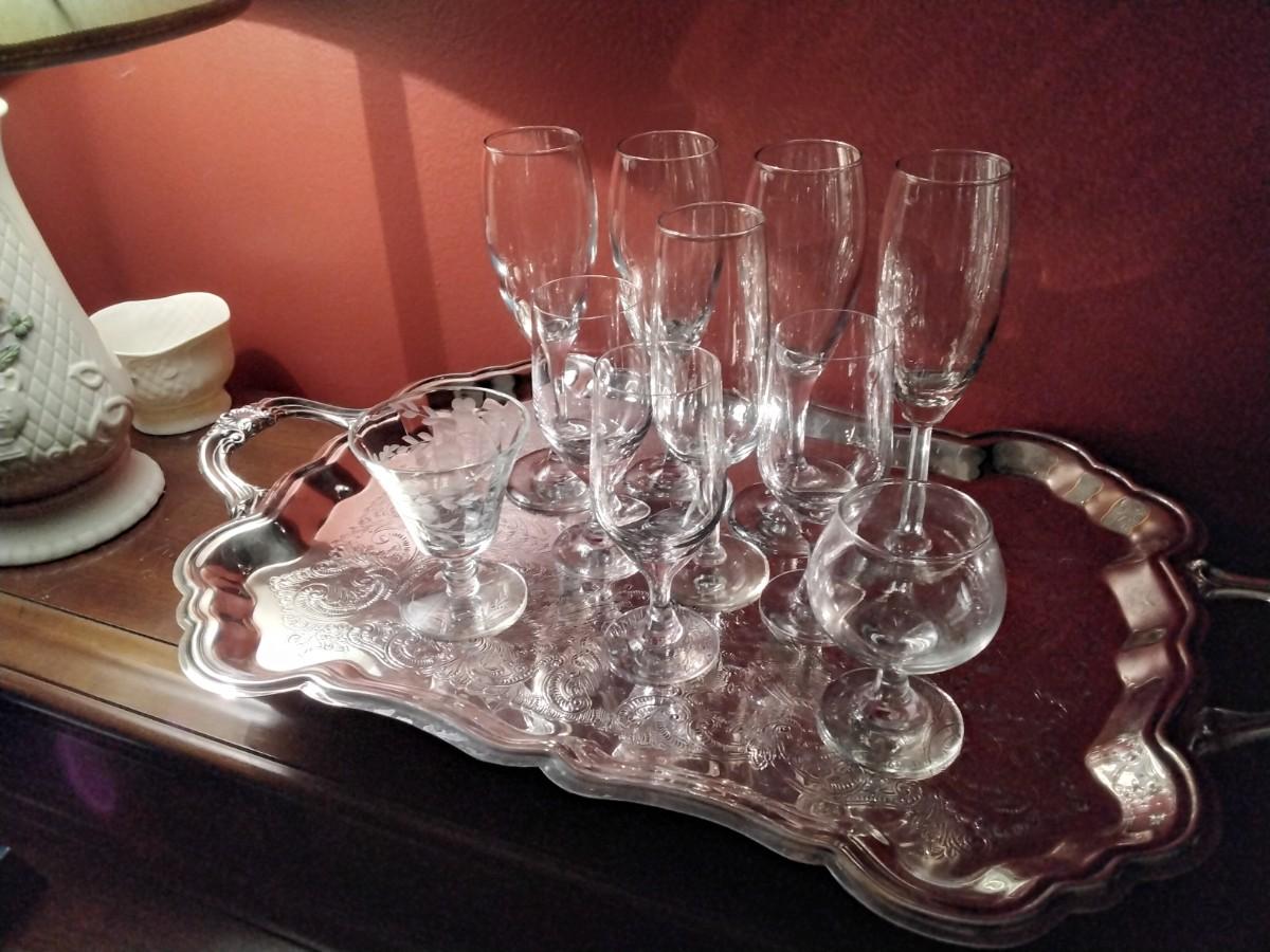 Lot of 10 assorted size stemmed glasses | EstateSales.org