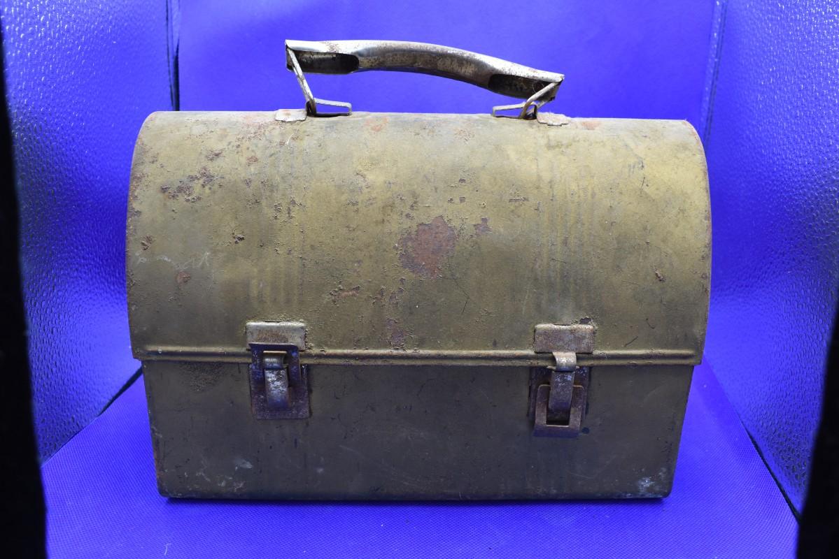 Rusty Lunch Box | EstateSales.org