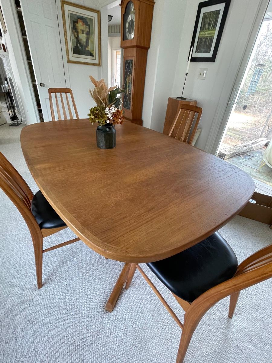 Stunning Danish teak dining set with 6 chairs (only 4 are shown ...