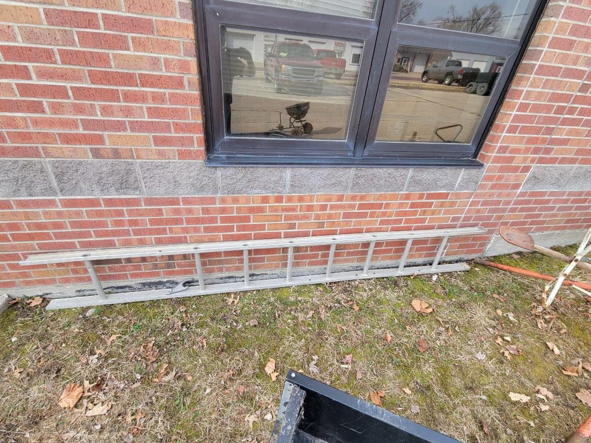 Single Fly Ladder | EstateSales.org