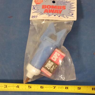 LOT 110 OLD TOY CAP BOMB WITH CAPS | EstateSales.org