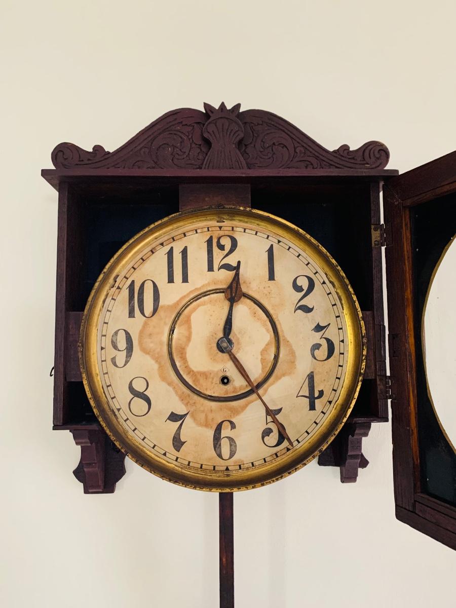 LOT 2R: Wm L Gilbert Clock Company Wall Clock w/Key | EstateSales.org