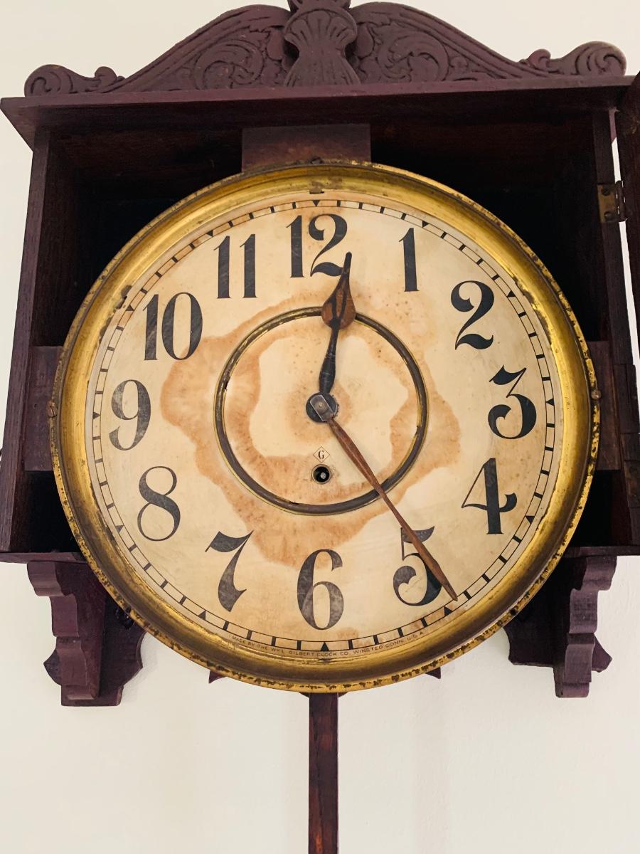 LOT 2R: Wm L Gilbert Clock Company Wall Clock w/Key | EstateSales.org