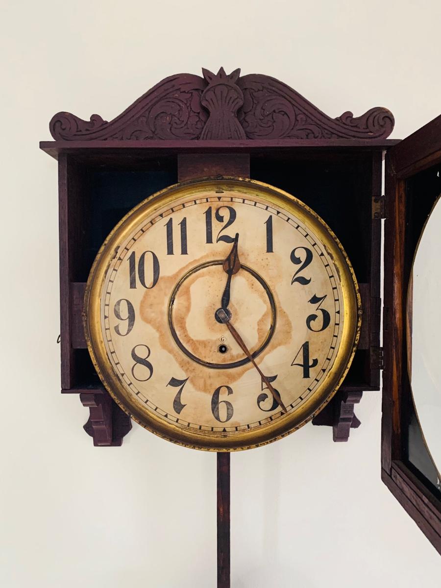 LOT 2R: Wm L Gilbert Clock Company Wall Clock w/Key | EstateSales.org