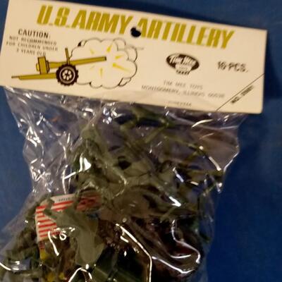 LOT 125 TWO BAGS OF TIM MEE TOY SOLDIERS | EstateSales.org