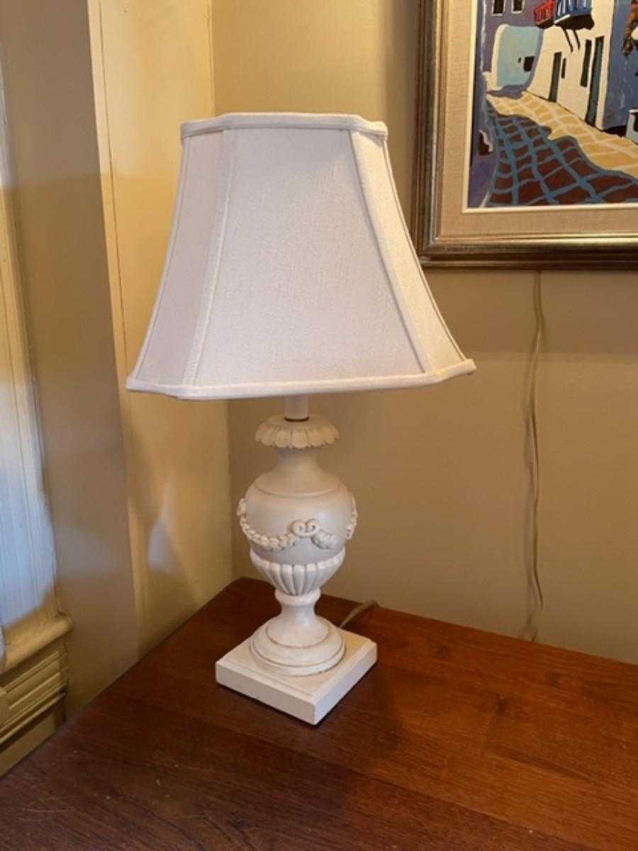 Contemporary White Square Base Table Lamp - jb11266 | EstateSales.org