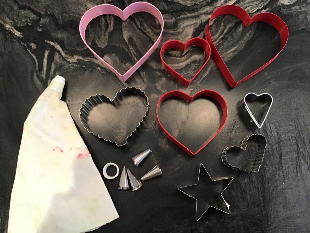 K118 - Heart Cookie Cutters, Piping Bag & Tips | EstateSales.org