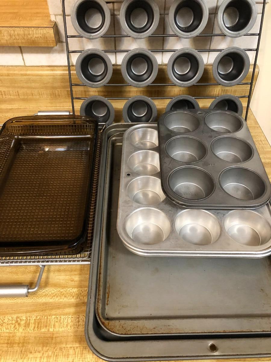 Baking Pans and Dish Lot | EstateSales.org