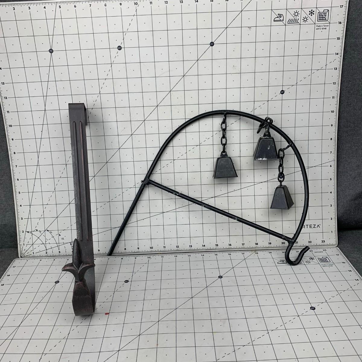 #169 Wreath Hanger & Yard Hanger | EstateSales.org