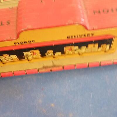 LOT 31 OLD METAL MARX TRAIN STATION | EstateSales.org