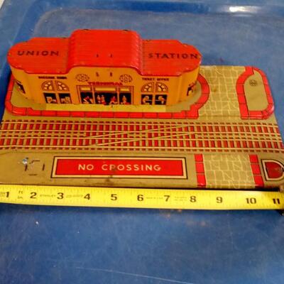 LOT 31 OLD METAL MARX TRAIN STATION | EstateSales.org