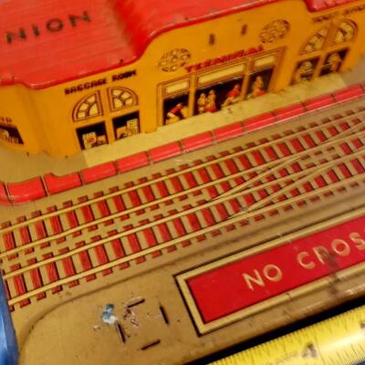 LOT 31 OLD METAL MARX TRAIN STATION | EstateSales.org