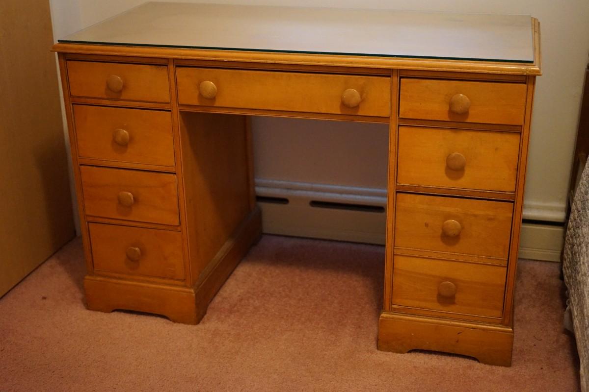 LIGHT COLORED MAPLE STUDENT DESK | EstateSales.org