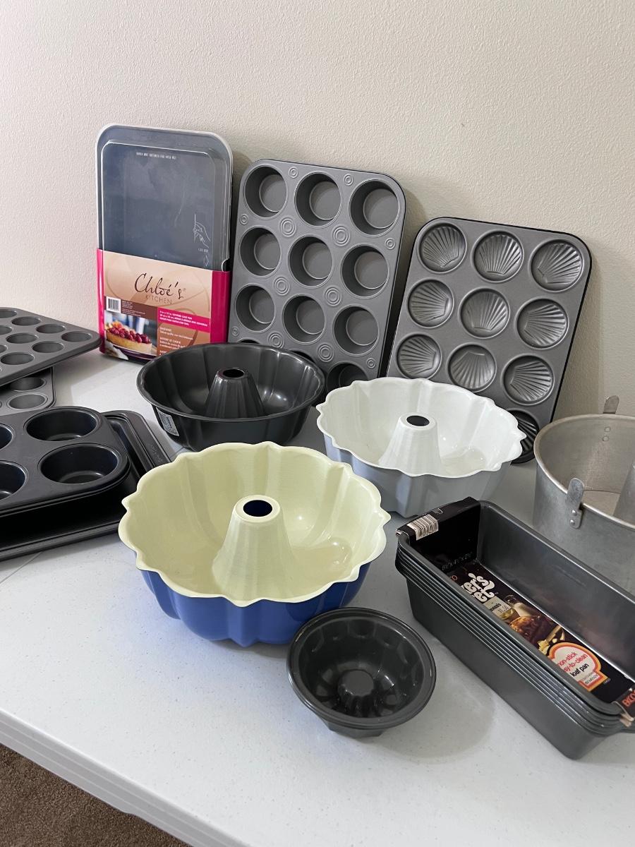 Baking Bundle ~ 22 Pieces Total | EstateSales.org