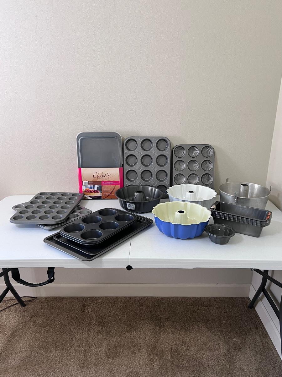 Baking Bundle ~ 22 Pieces Total | EstateSales.org