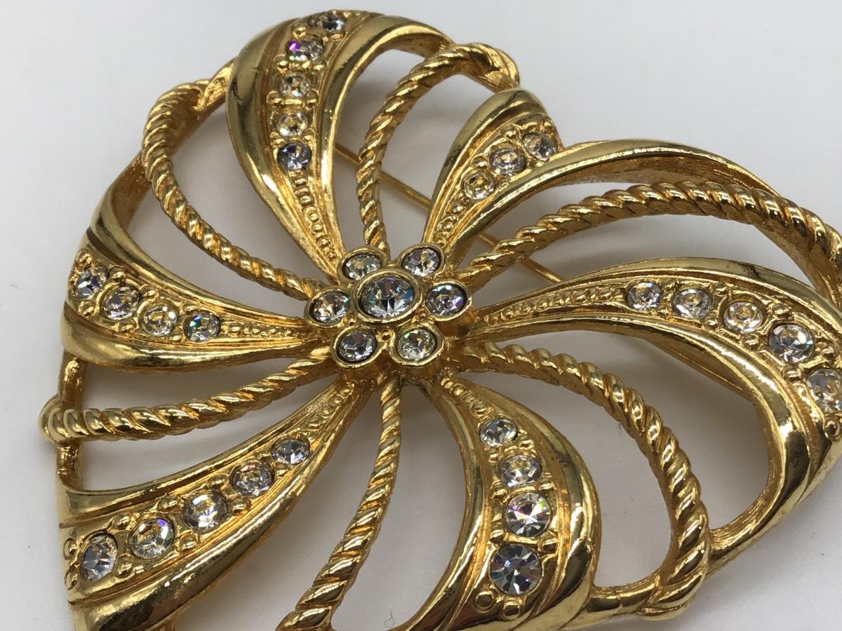 Vintage Avon Brooch | EstateSales.org