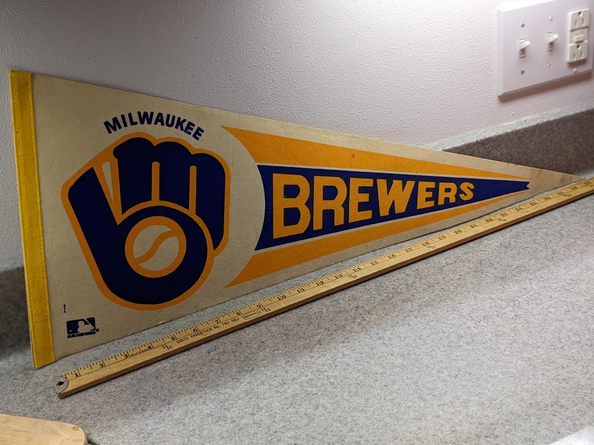 Vintage Milwaukee Brewers Pennant, Mit | EstateSales.org