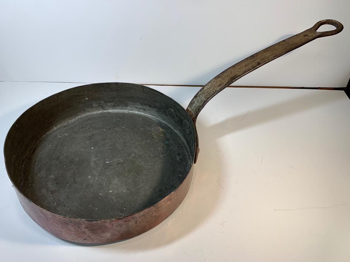 Antique copper pan | EstateSales.org