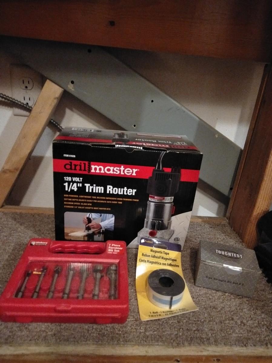 LOT 245 DRILL MASTER 1/4" TRIM ROUTER WITH BITS | EstateSales.org