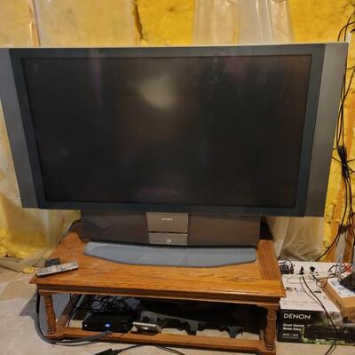 HUGE older Sony TV | EstateSales.org
