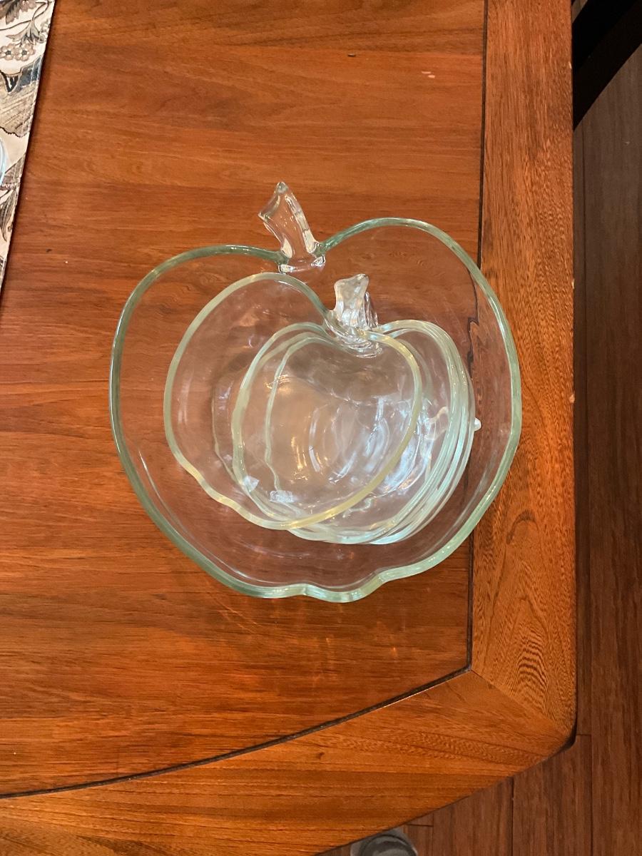 Apple bowls | EstateSales.org