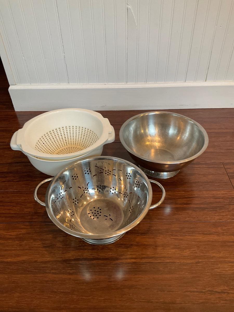 Colander and bowls | EstateSales.org