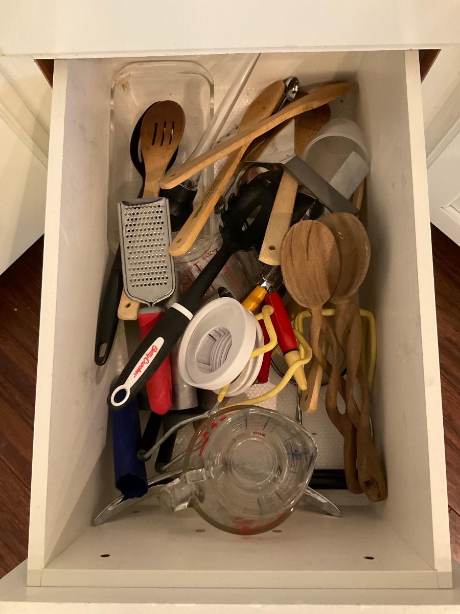 Misc kitchen utensils | EstateSales.org