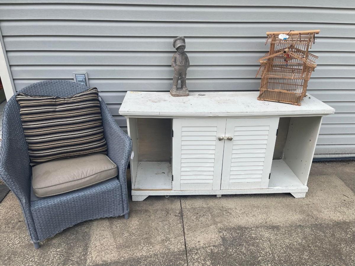 Lot 25: Patio misc items | EstateSales.org