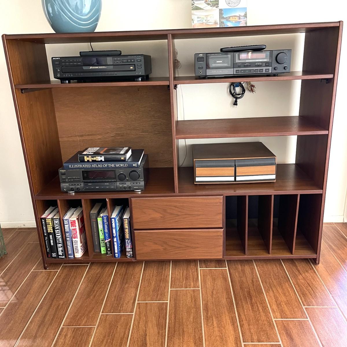 LOT 40 MCM VINTAGE WALNUT MEDIA CABINET ADJUSTABLE SHELVES ...