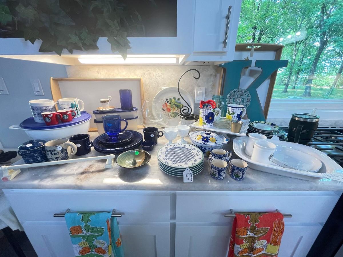 Lot 64: More Kitchen Items | EstateSales.org