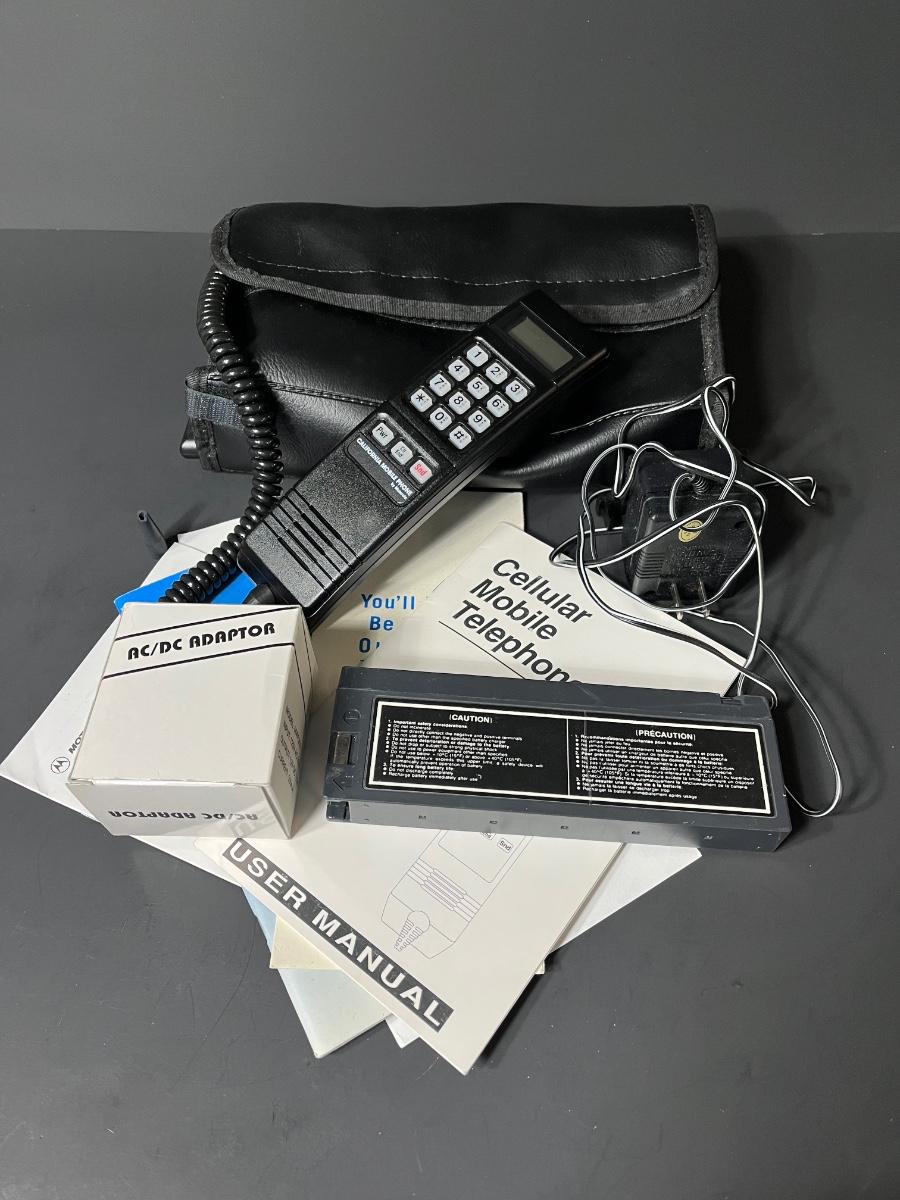 LOT 83: Collectible Early 90s Motorola California Mobile Phone Bag and ...