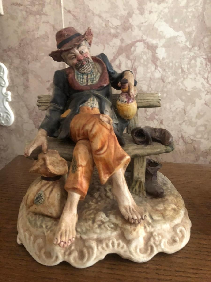 Capodimonte Tramp on Bench | EstateSales.org