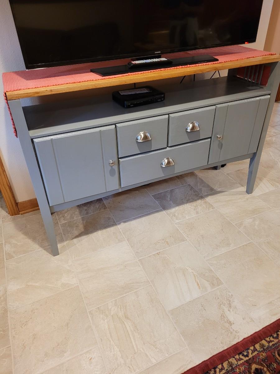 Cute Console Table | EstateSales.org