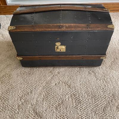 Salesman sample trunk | EstateSales.org