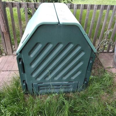 LOT 69 RUBBERMAID COMPOSTER | EstateSales.org