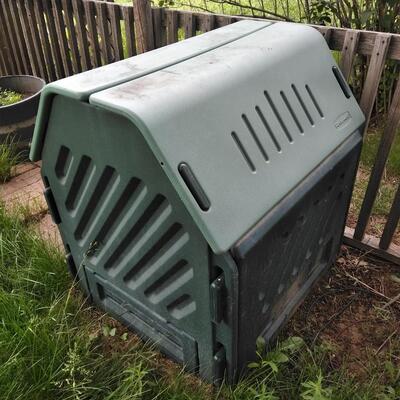 LOT 69 RUBBERMAID COMPOSTER | EstateSales.org