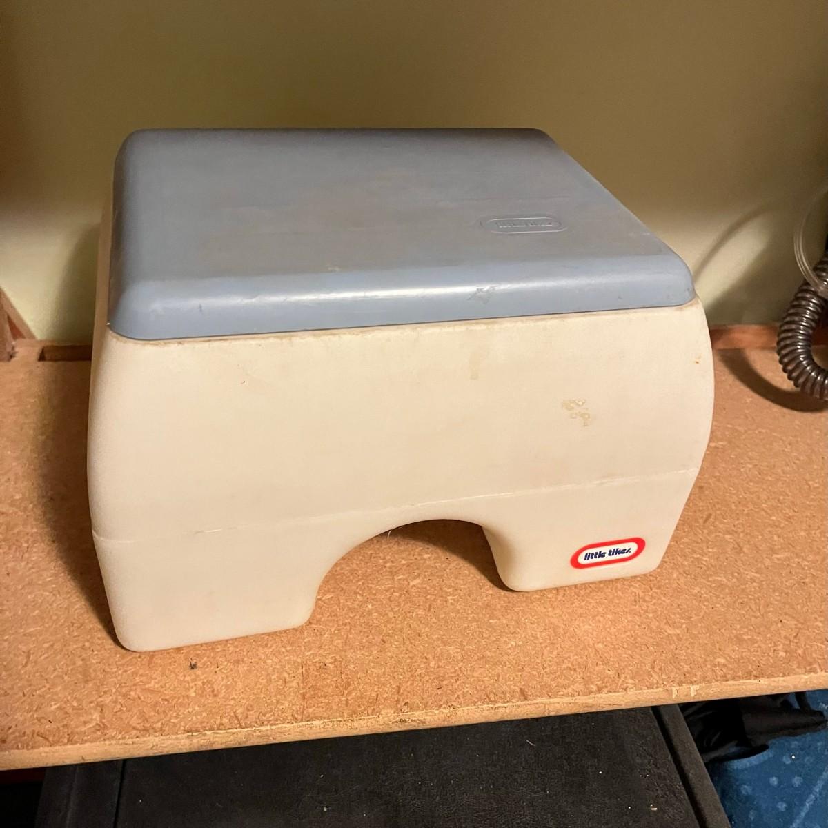 #309 Little Tikes Step Stool | EstateSales.org