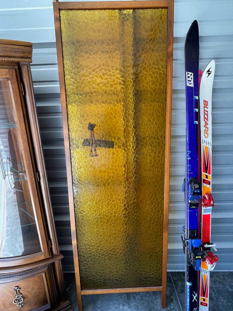 MCM tension leg privacy partition | EstateSales.org