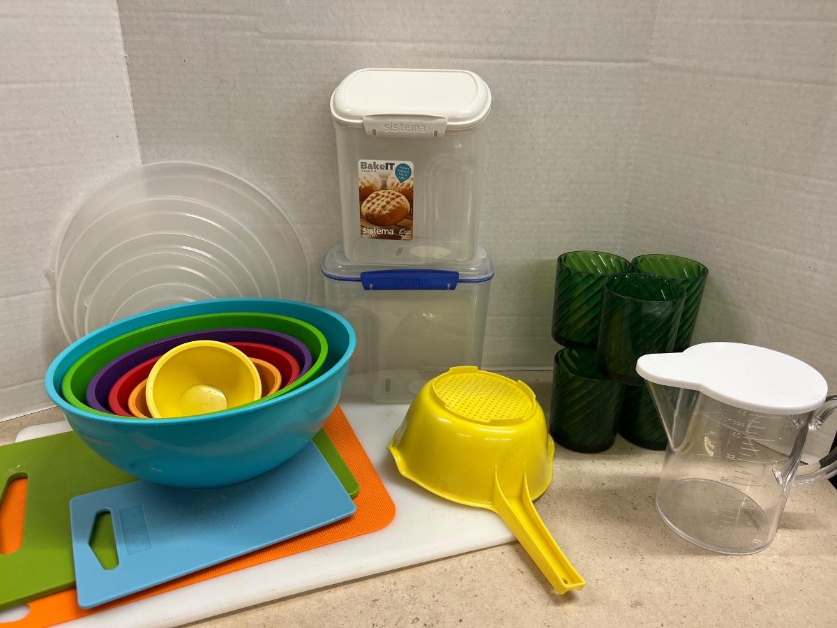 1288 Large Plastic Kitchen Lot | EstateSales.org