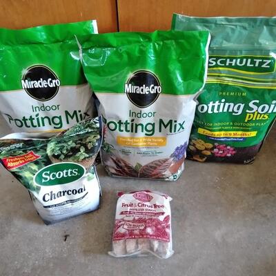 LOT 369 MIRACLE GRO POTTING MIX, SCHULTZ SOIL AND FRUIT FERTILIZER ...
