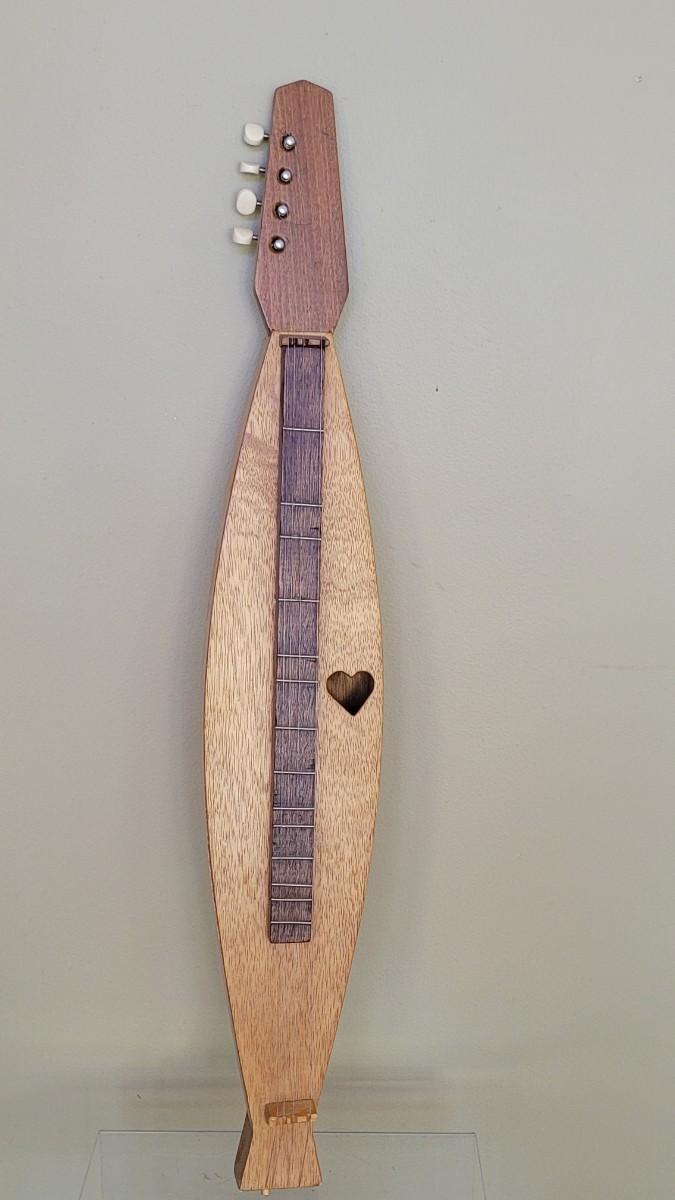 Lot 58: Vintage Lap dulcimer (aka Appalachian dulcimer) | EstateSales.org